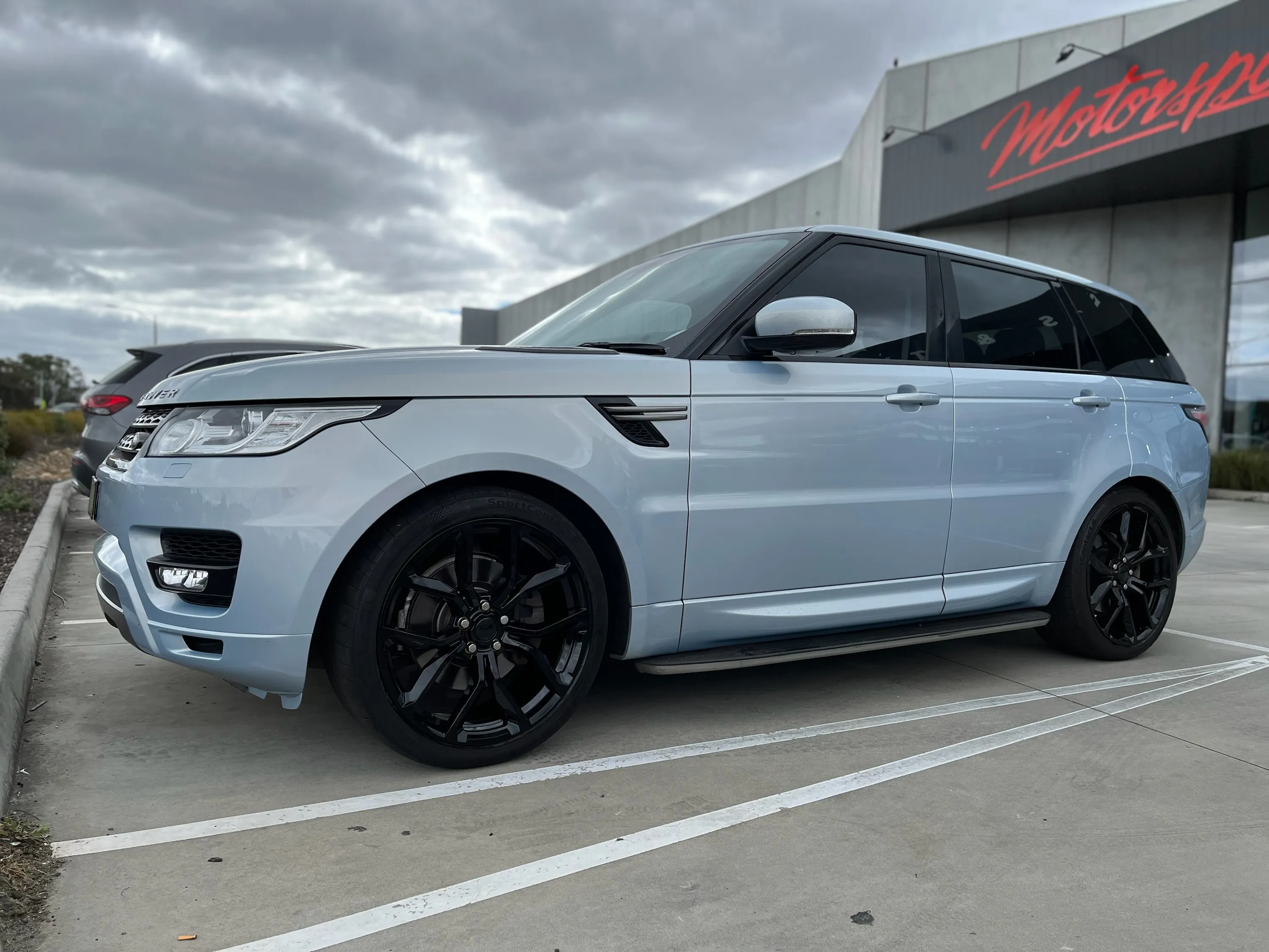 Range Rover Sport with 22 inch VR Spoke wheels Gloss Black