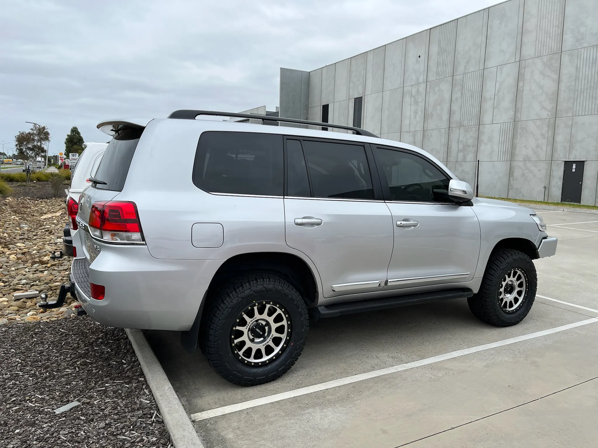 TOYOTA LANDCRUISER 200 SERIES with METHOD 305 NV 18X9 MACHINED BLACK