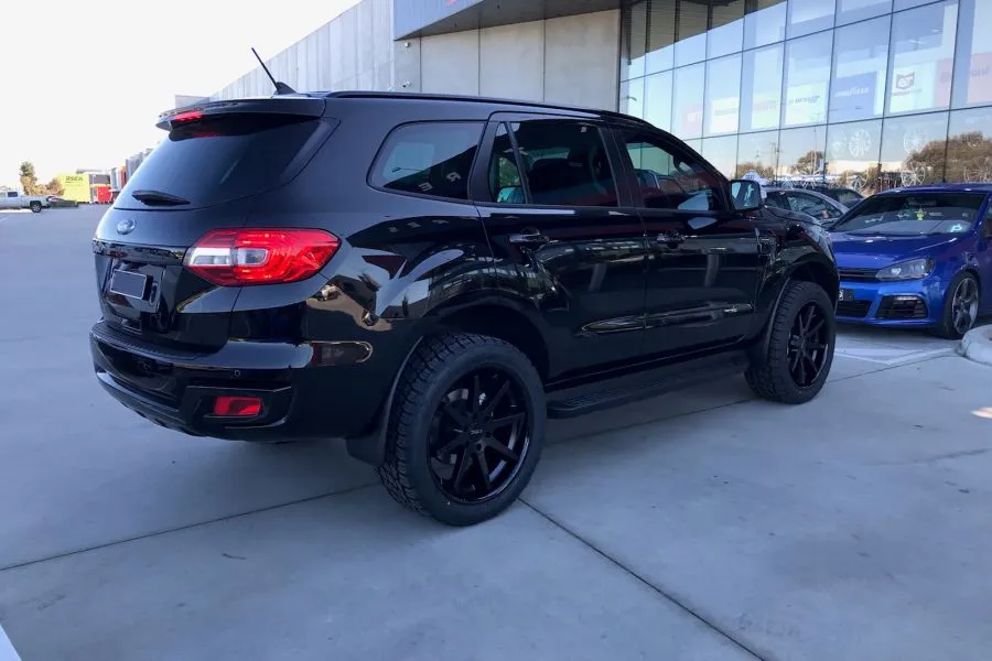 FORD EVEREST with 22 inch KMC REVERB wheels